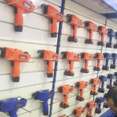 中国 建材ショップ 配材のコイルワイヤー付きの12Vハンドヘルドリバー・バインドマシン 販売のため