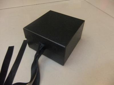 China Luxury design customized folding gift packaging box with silk ribbon for jewelry with magnet closer for sale
