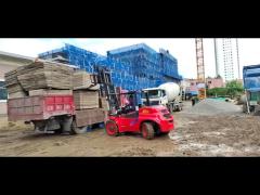 2 Meters Lifting Height Portable Electric Forklifts 4.5t Four-Wheel-Drive Off-Road Forklift