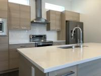 China Modern Design High Gloss Lacquer Kitchen Cabinet with E1 Particleboard Carcase Material for sale