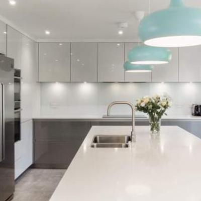 China Customized High End Kitchen Cabinets with Island Designs and Modern Glossy Veneer Color for sale