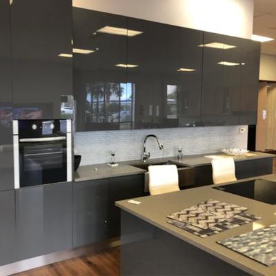 China Customized High End Kitchen Cabinets with Island Designs and Modern Glossy Veneer Color for sale