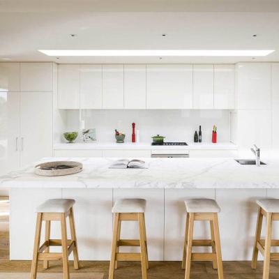 China Customized High End Kitchen Cabinets with Island Designs and Modern Glossy Veneer Color for sale