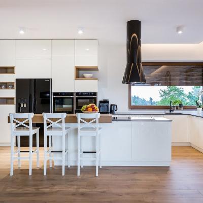 China Customized High End Kitchen Cabinets with Island Designs and Modern Glossy Veneer Color for sale