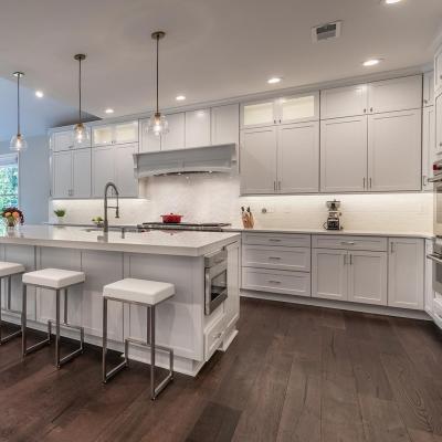 Cina Arredamento di cucina di design moderno con piano da tavolo in pietra di quarzo e stile a bordo allentato in vendita