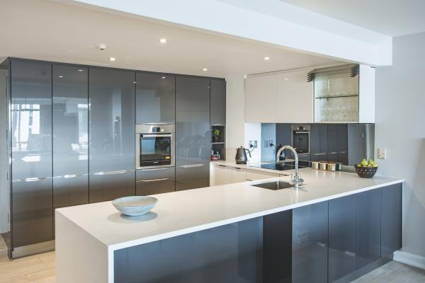 Quality Modern Durable Gloss Kitchen Cabinets with Blum Hardware and Quartz Stone for sale