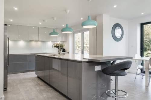 Quality Modern Durable Gloss Kitchen Cabinets with Blum Hardware and Quartz Stone for sale
