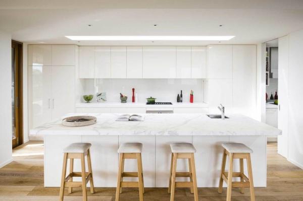 Quality Classic Luxury Modular Kitchen Cabinets Veneer Top and Lacquer Bottom for for sale