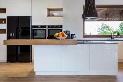 Cina 2024 Moderno armadio da cucina a prova di fuoco in legno massello con ODM / OEM e cestino per cassetti in vendita