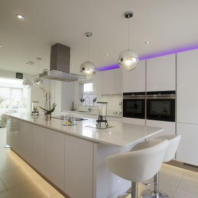 Cina Armadietto da cucina a forma di L impermeabile con design moderno e bancone in quarzo in vendita