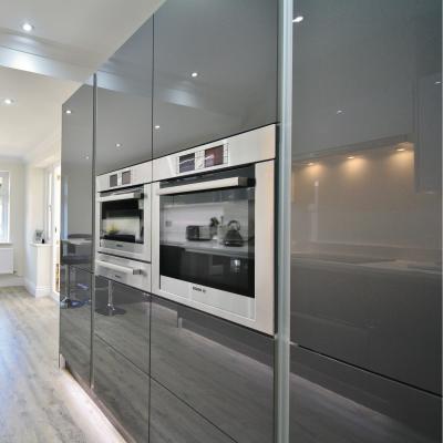 Cina Armadio da cucina in lacca ad alto lucido con stile moderno personalizzato e pannello di porta in acrilico in vendita