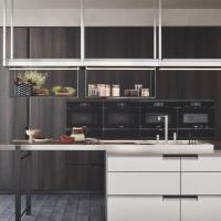 China Solid Luxury Kitchen Cabinets with Waterproof Fireproof and Lacquer Surface Treatment for sale