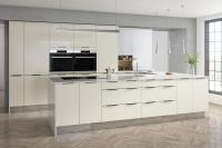 China Solid Luxury Kitchen Cabinets with Waterproof Fireproof and Lacquer Surface Treatment for sale
