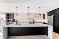 China Solid Luxury Kitchen Cabinets with Waterproof Fireproof and Lacquer Surface Treatment for sale