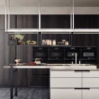 China Solid Luxury Kitchen Cabinets with Waterproof Fireproof and Lacquer Surface Treatment for sale
