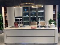 China Solid Luxury Kitchen Cabinets with Waterproof Fireproof and Lacquer Surface Treatment for sale
