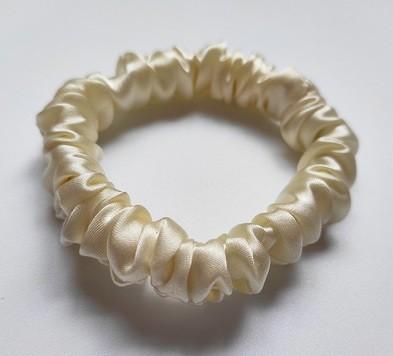 China 100 Zuivere 22mm het Haardecoratie van Scrunchies van de Moerbeiboomzijde Tweezijdige Krullende Te koop