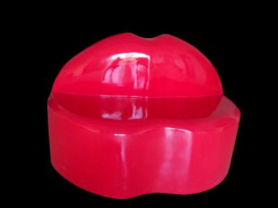 China Hotel mall deco  lip shape red  fiberglass chair statue as functional furniture for sale