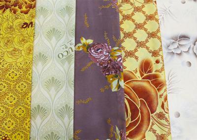 Chine La chaîne de polyester a tricoté le matelas imprimé 120gsm adapté aux besoins du client par tissu piquant à vendre