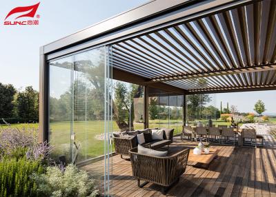 China Pergola de quintal motorizada personalizada ao ar livre com liga de alumínio 6063 e teste IP67 à venda