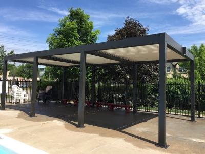 Cina Pergola ritrattabile di alluminio del baldacchino della pergola del tetto dell'OEM Louvred in vendita