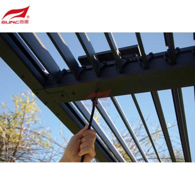 Cina Pergola manuale della pergola della costruzione di alluminio Louvered ritrattabile all'aperto del giardino in vendita