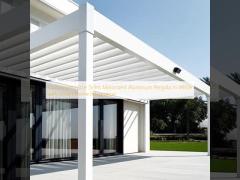 Pergola di alluminio motorizzato in bianco con integrazione Smart Home