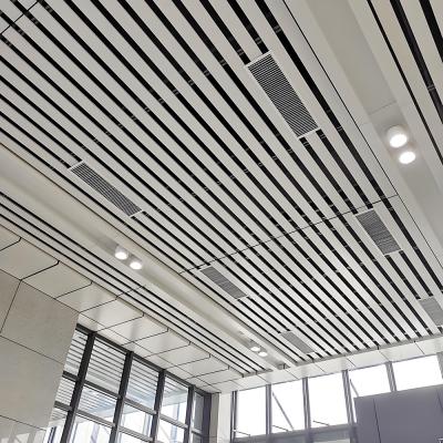 Cina Moderno Design Customized Aluminum Sospeso Striscia Metallica Slat Falso soffitto Per Decorazione Interni Corridoio in vendita