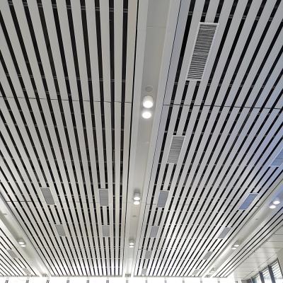 Cina Moderno Design Customized Aluminum Sospeso Striscia Metallica Slat Falso soffitto Per Decorazione Interni Corridoio in vendita