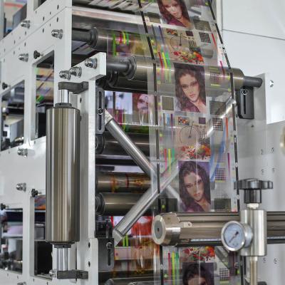 Cina Macchina per la stampa di adesivi flessibili da 1 a 8 colori ad alta precisione e alta durata in vendita