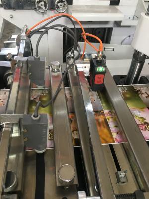 China Flachbettrolle, zum der stempelschneidenen Maschine für Aufkleber Stciker zu rollen zu verkaufen