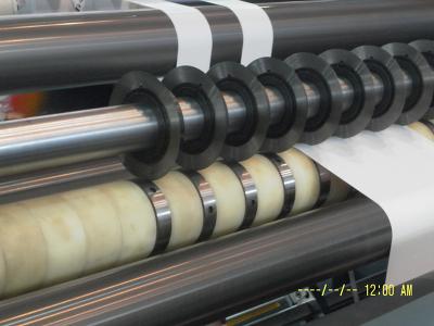 Cina sistema di controllo di carta dello SpA della macchina della taglierina del rotolo di 1100mm con caricamento idraulico in vendita