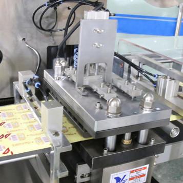 Cina Impacchettatrice ad alta velocità 380V 50Hz 9.5Kw della maschera di occhio con liquido in vendita