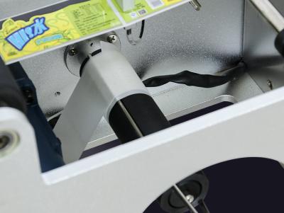 Cina Etichettatrice del piano manuale della bottiglia, applicatore autoadesivo dell'etichetta di accuratezza di 1mm in vendita