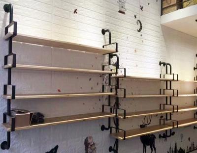 Cina Vari colori della scarpa degli espositori di parete del portascarpe di legno granulare di attaccatura in vendita