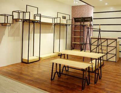 Cina Il negozio degli scaffali di esposizione dell'Clothing di signore durevoli copre la progettazione alla moda dello scaffale in vendita