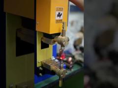 La macchina di saldatura di precisione delle banchette è utilizzata per la saldatura di precisione di nastri di rame di 2 + 2 mm.