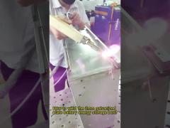 Un soldato laser con una piastra laser da 2 mm e un interruttore a batteria.