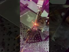 Una macchina laser per versare gli specchi decorativi in acciaio.
