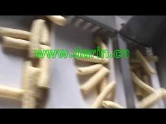 Il soffio espulso del cereale fa un spuntino elaborando la palla formaggio/del macchinario che fa la macchina