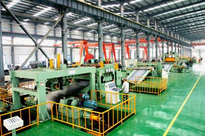 China Hoogrolstaallijnmachine voor het ontwaaien, het gelijkstellen, scheeren en stapelen Te koop