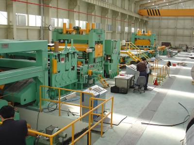 China PLC-gecontroleerde automatische stalen spoel snijlijn met een straightener feeder uncoiler Te koop