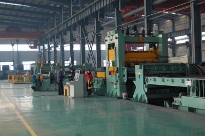 Cina Spessore della lamiera 1-6 mm Linea di taglio di levigatura di bobina in acciaio inossidabile ad alta velocità in vendita