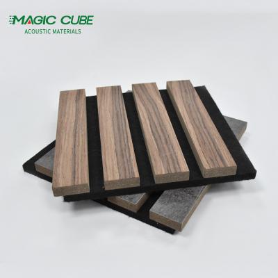 中国 オーダーメイド フェニエール 木製 スラット アコースティック パネル 軽量 ペットフェルト ブラックリング 販売のため