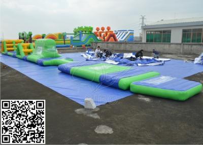 中国 商業緑の膨脹可能な水公園のコンボの耐火性 販売のため