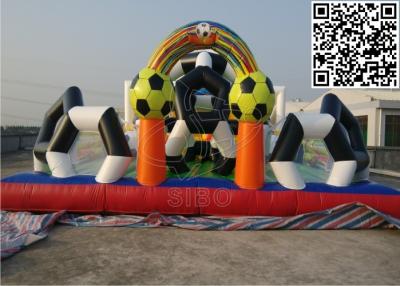 Cina Giochi gonfiabili di sport di forma di calcio, acquascivolo combinato di salto del letto del campo da giuoco del PVC in vendita