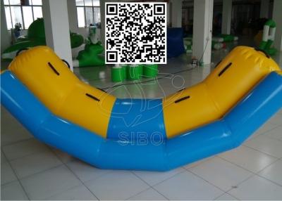 中国 子供ポリ塩化ビニールの水ゲームのための物質的な浮遊シーソーの膨脹可能なボート 販売のため