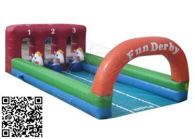 Cina Giocattoli gonfiabili a tre corsie rossi del PVC che corrono i giochi del cavallo di derby per i bambini in vendita