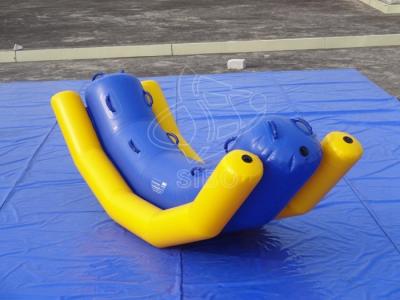 中国 おかしく膨脹可能な水公園、青く黄色いバランスの浮遊シーソーの膨脹可能なボート 販売のため