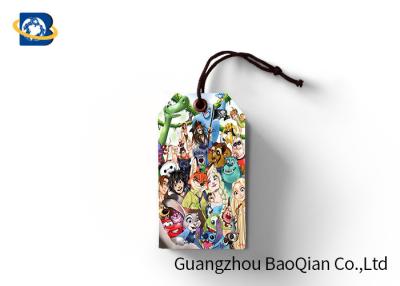 Cina L'abitudine tagliata di forma ha stampato il servizio del campione libero dei Hangtags del giocattolo 3D delle etichette di caduta in vendita